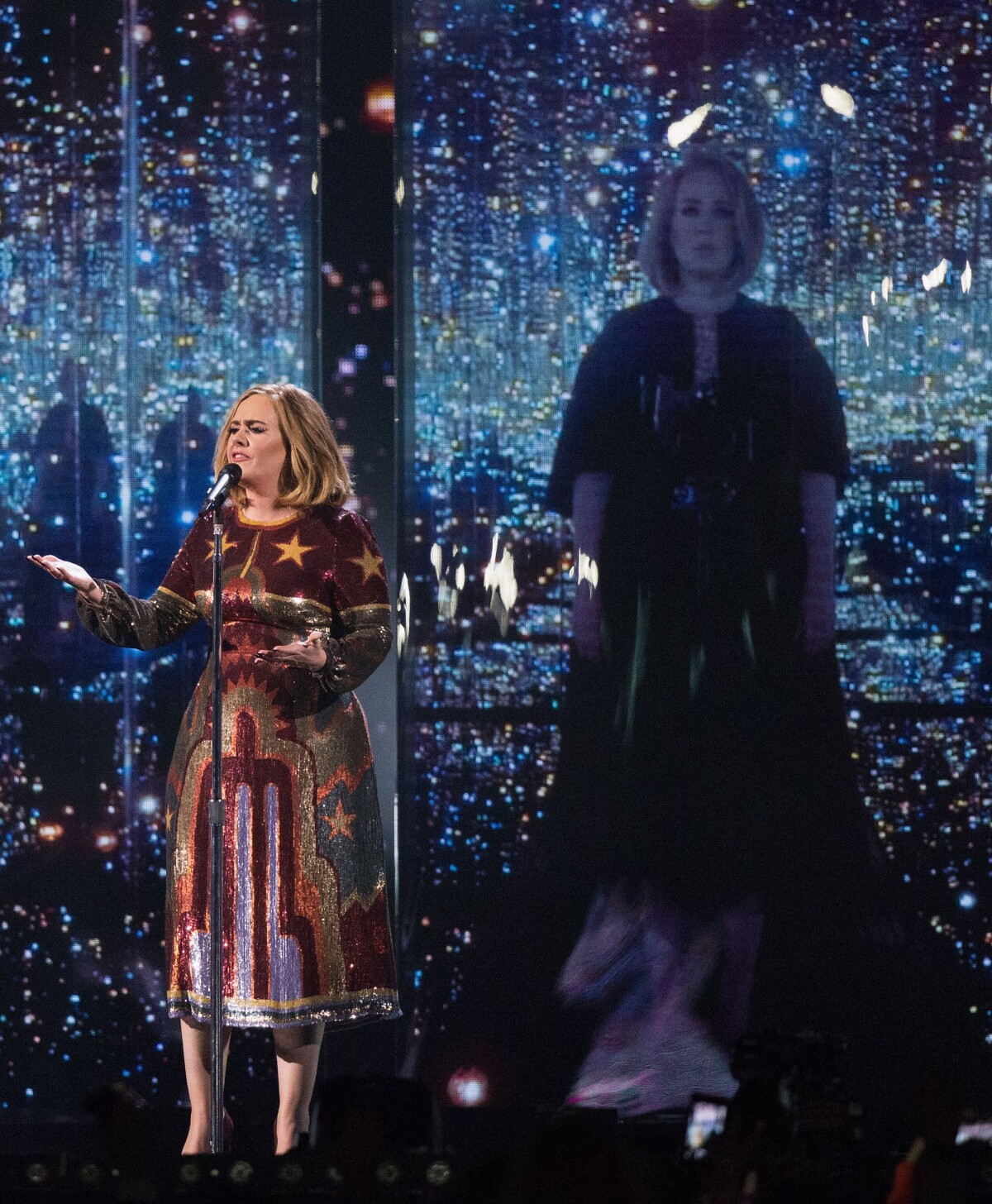 Photo : La star Adele sur la scène de l'O2 Arena lors de la cérémonie ...