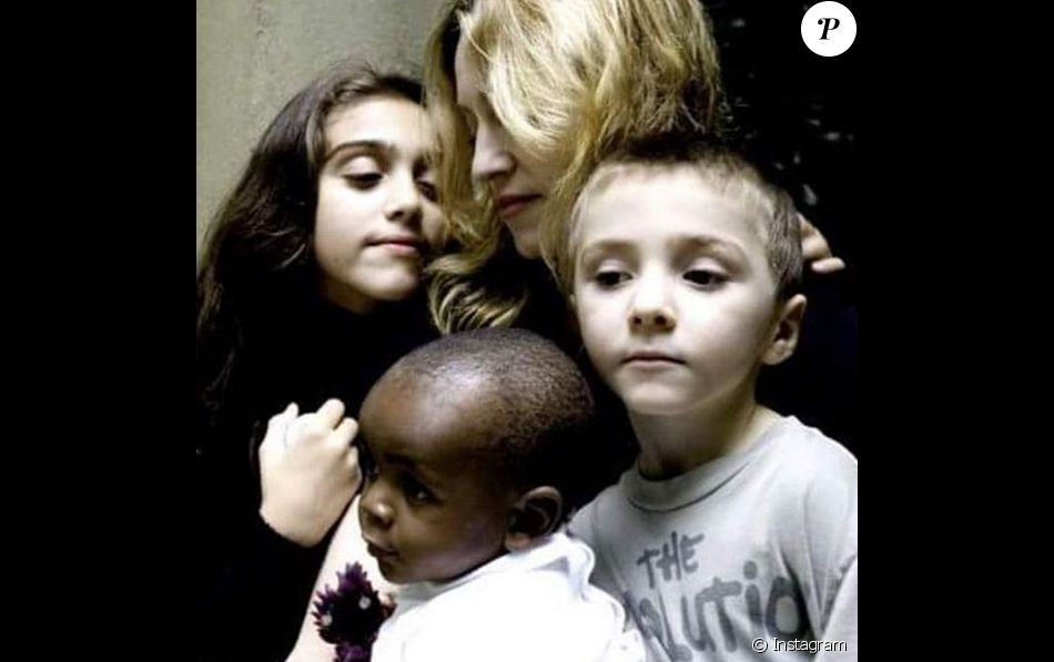 Madonna avec Lourdes, Rocco et David Banda, photo souvenir de son ...