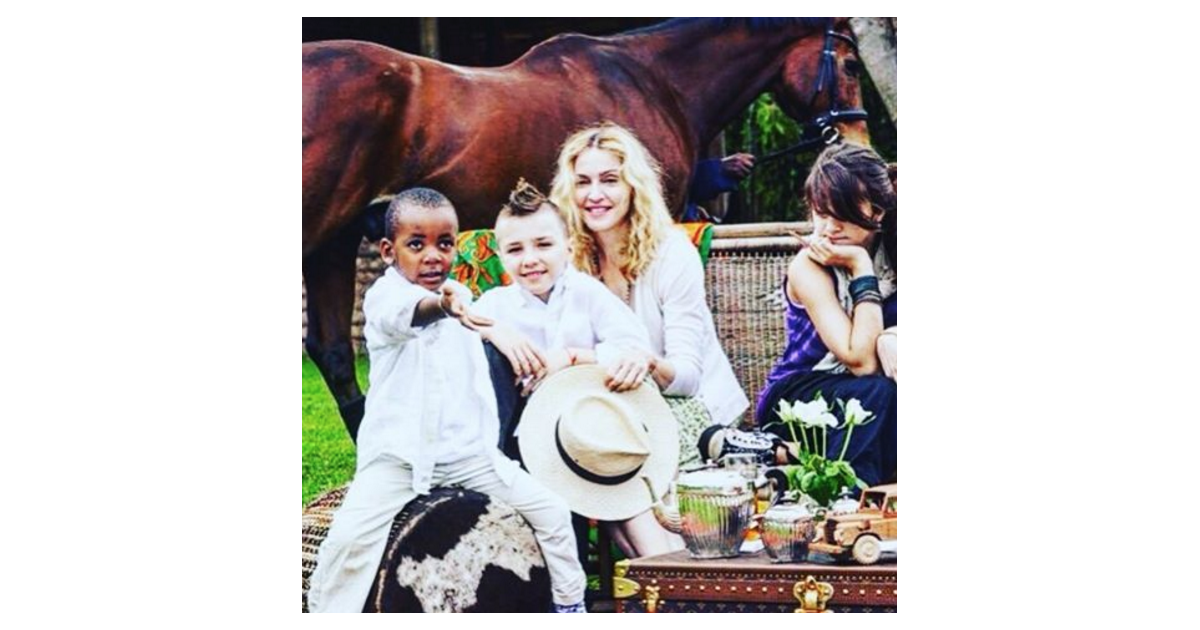 Madonna avec ses enfants David Banda, Rocco et Lourdes au Malawi au ...
