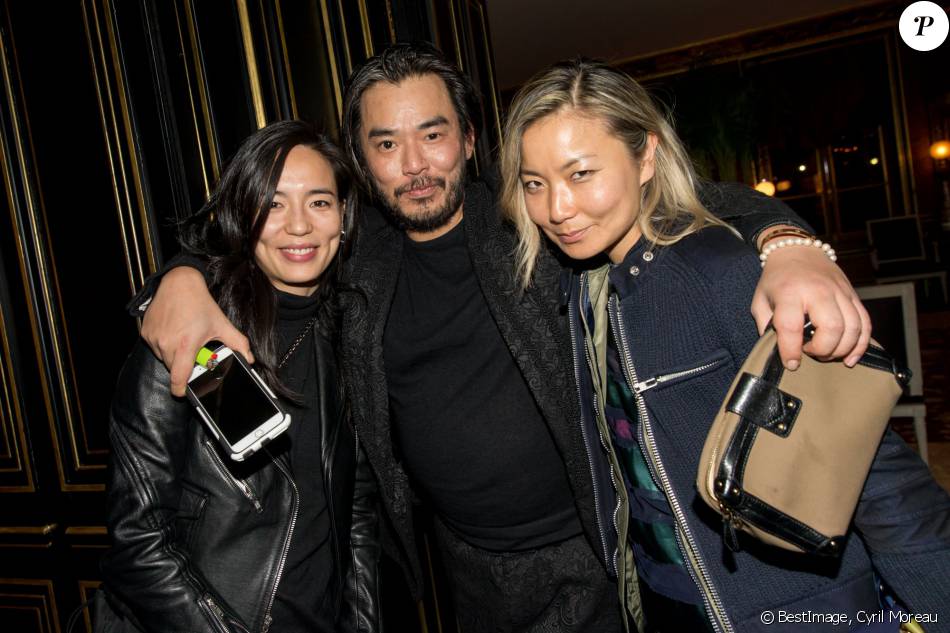 Melvin Chua et des amies à La Réserve à Paris, le 07/03/2016 - Purepeople