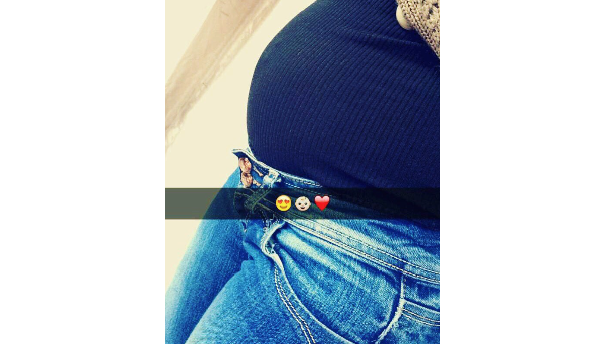 Photo : Julie (Secret Story 8) dévoile son baby bump sur Twitter, le 19 ...