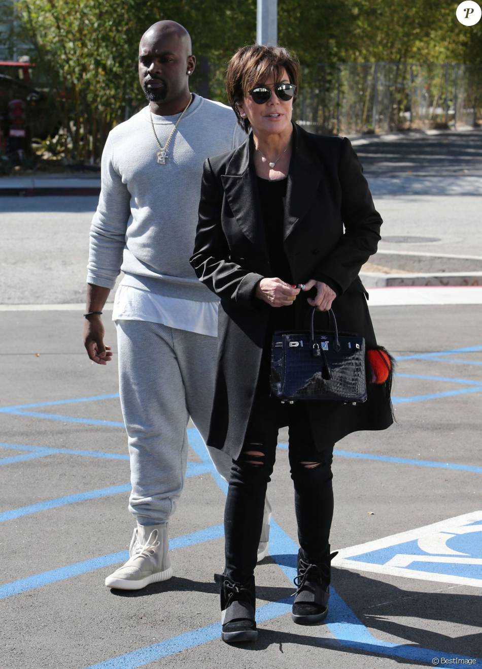 Khloe Kardashian se promène avec sa mère Kris Jenner et son compagnon ... Khloe Kardashian se promène avec sa mère Kris Jenner et son compagnon ...