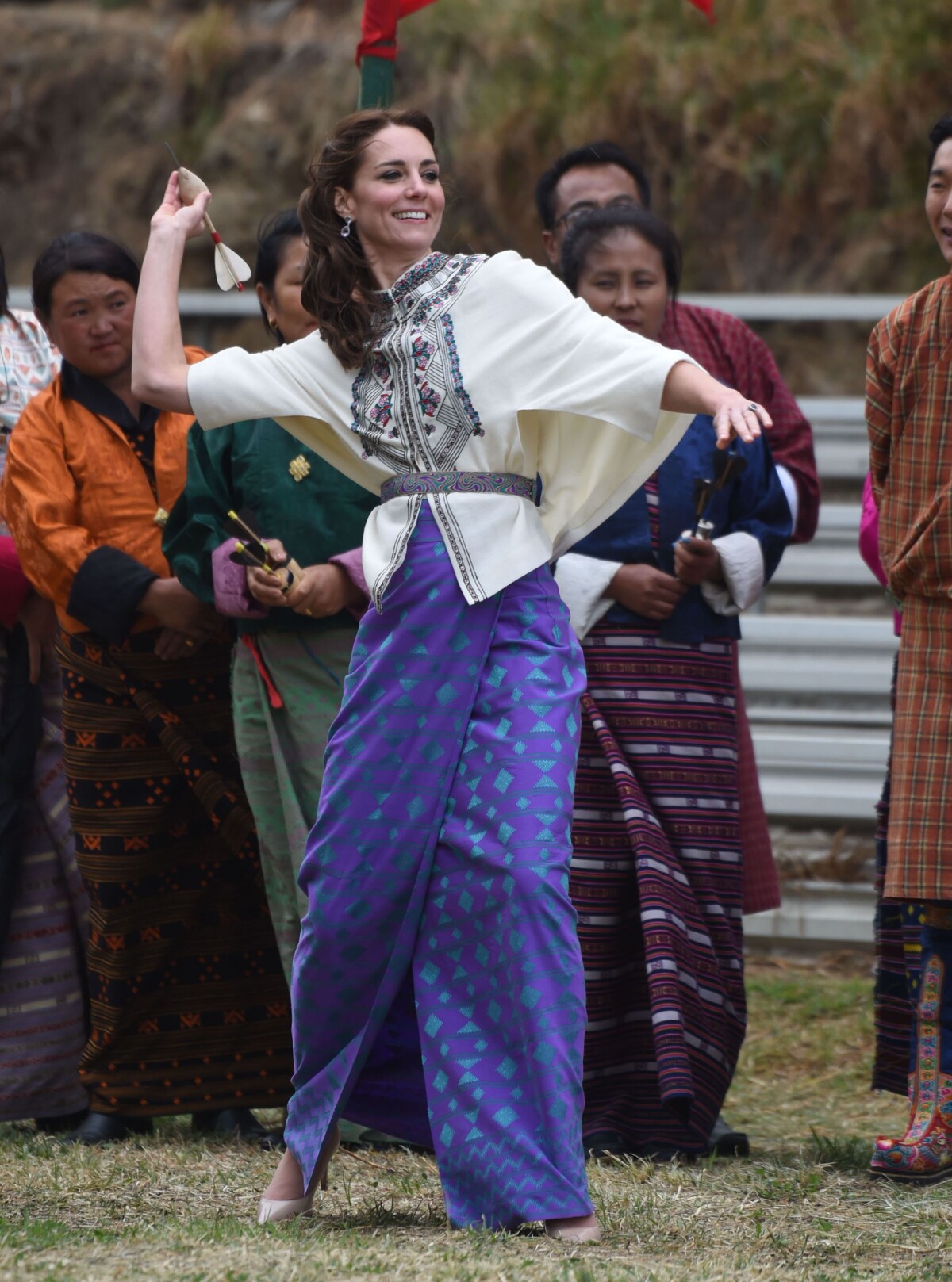 Photo : Kate Middleton en kira et haut Paul & Joe au Bhoutan le 14 ...