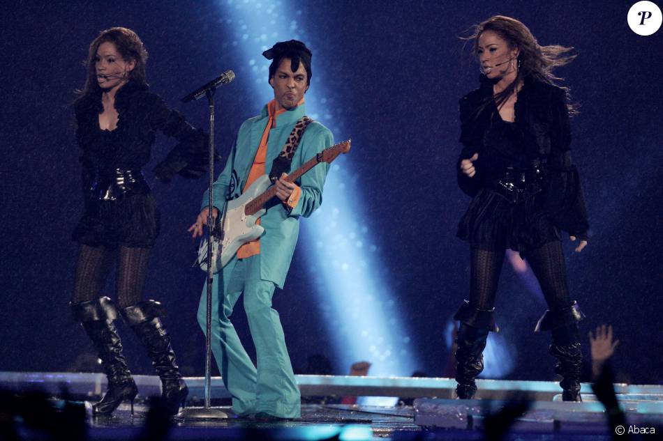Prince en concert à la mi-temps du Super Bowl XLI au Dolphins Stadium ...
