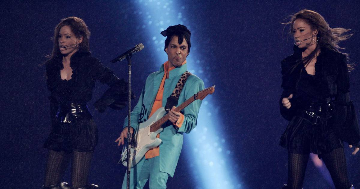 Prince en concert à la mi-temps du Super Bowl XLI au Dolphins Stadium ...