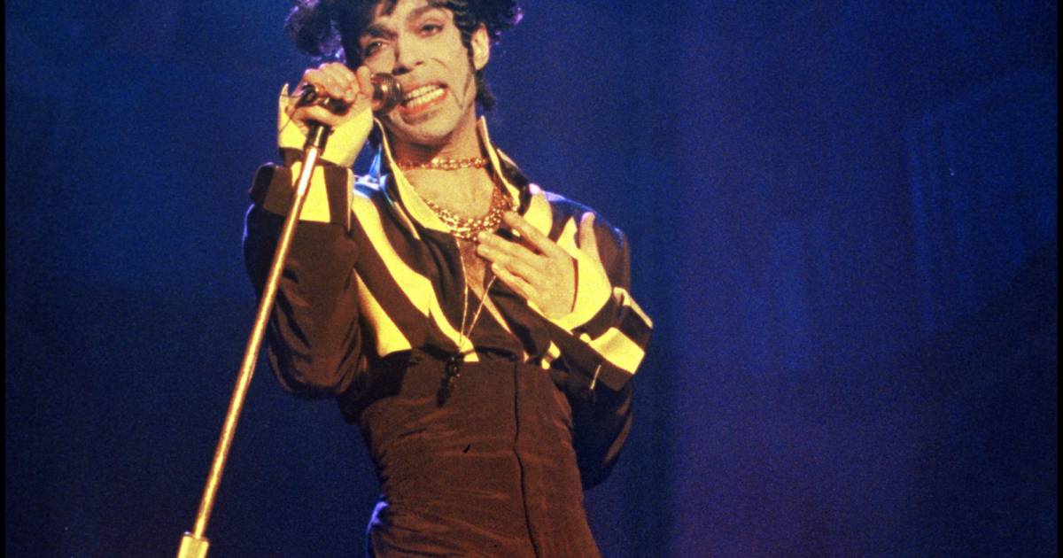 LE CHANTEUR PRINCE EN CONCERT SUR SCENE A WEMBLEY EN 1992 23/06/1992 ...