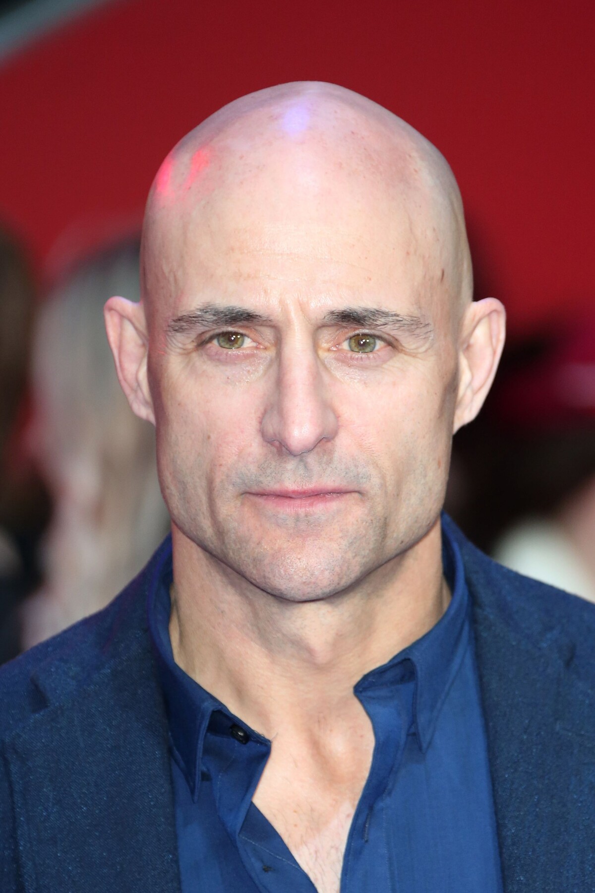Photo : Mark Strong lors de la première de Captain America: Civil War ...