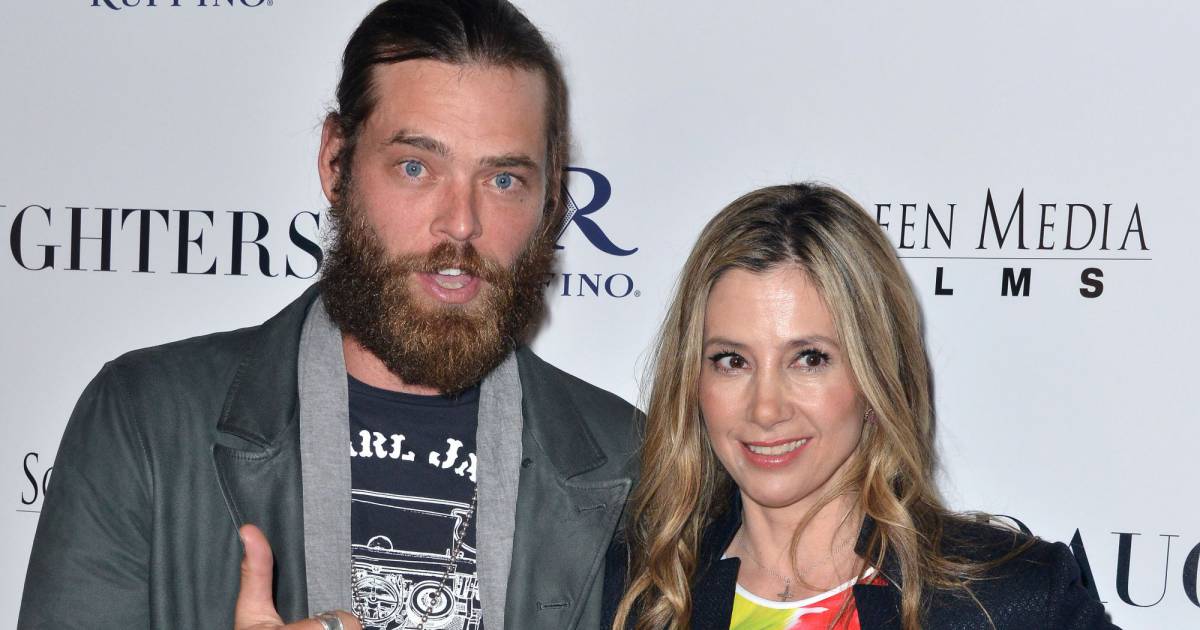 Christopher Backus et Mira Sorvino lors de la première de Mothers And ...