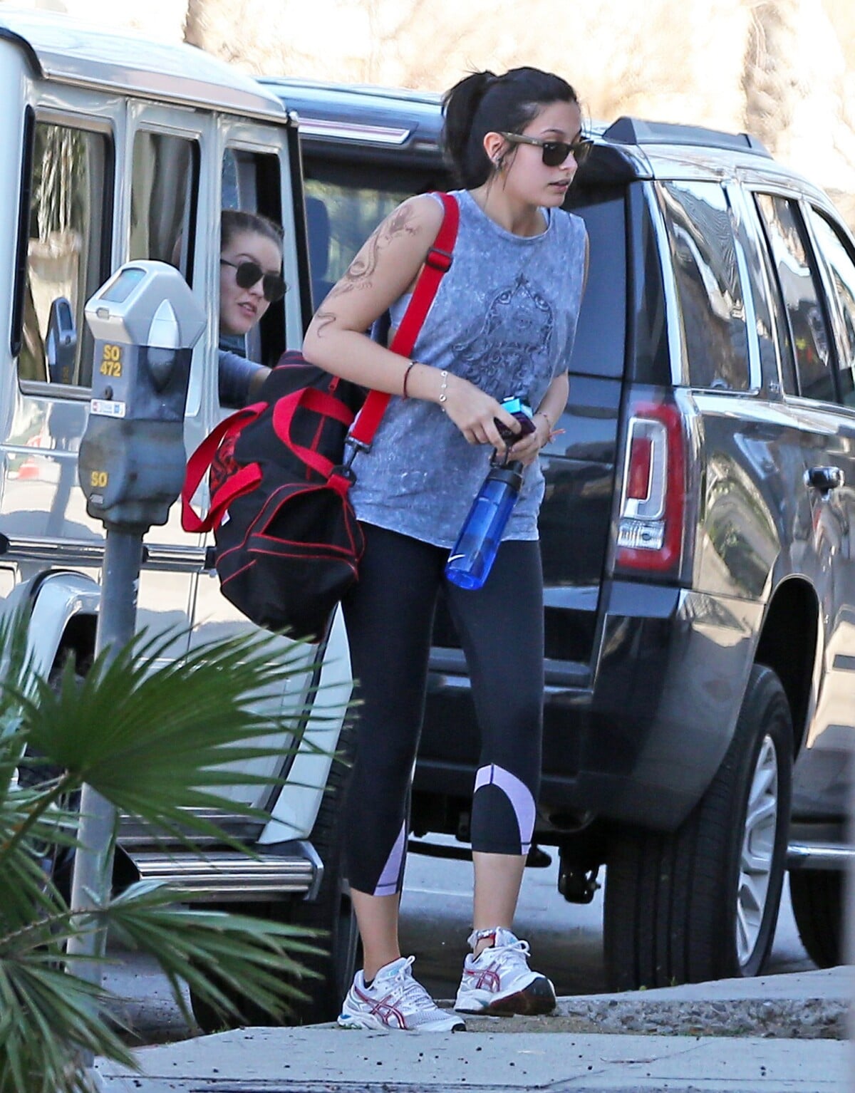 Photo : Exclusif - Paris Jackson fume une cigarette en compagnie d ...