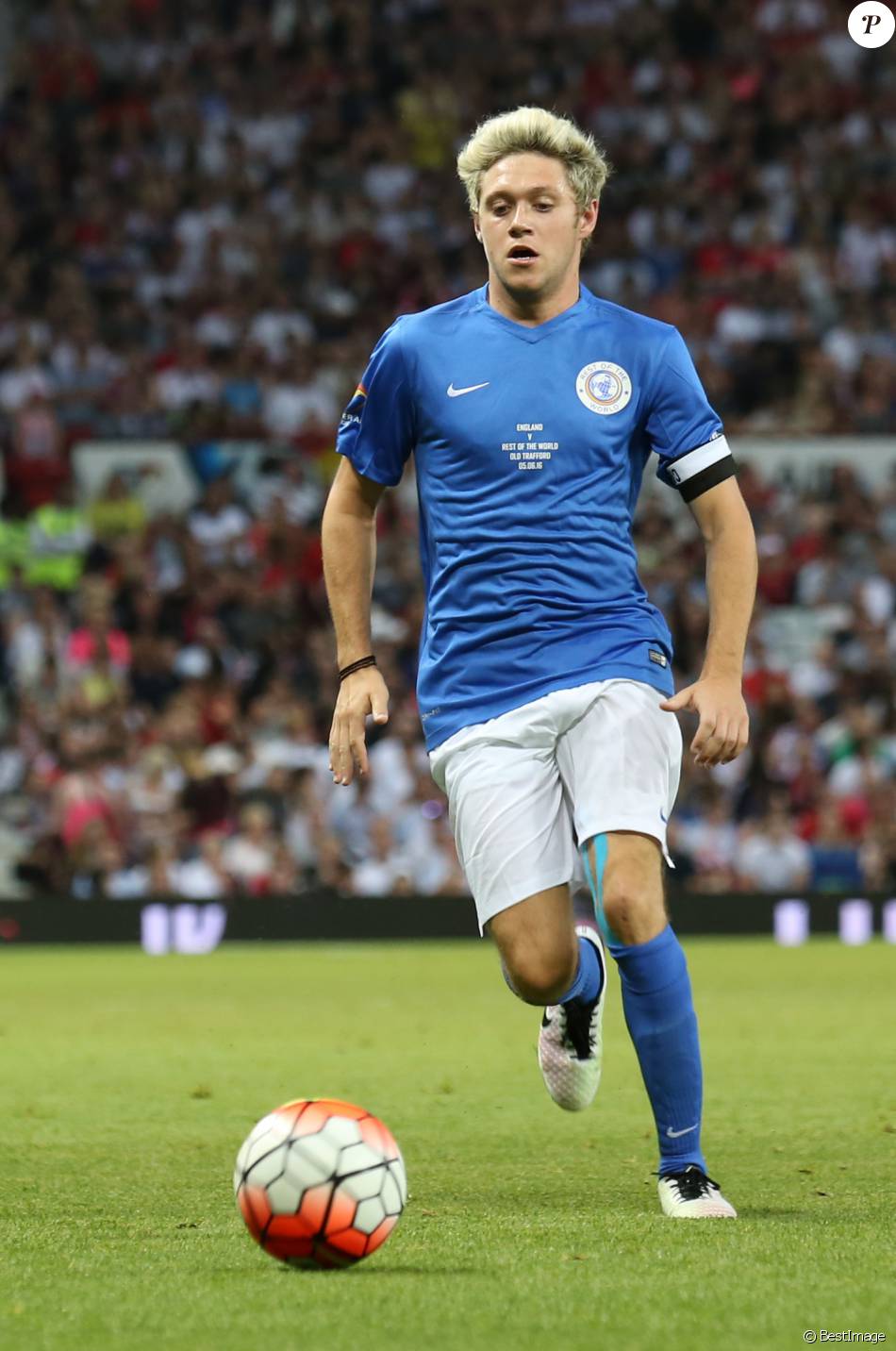 Niall Horan à un Match de football caritatif au stade Old Trafford à ...