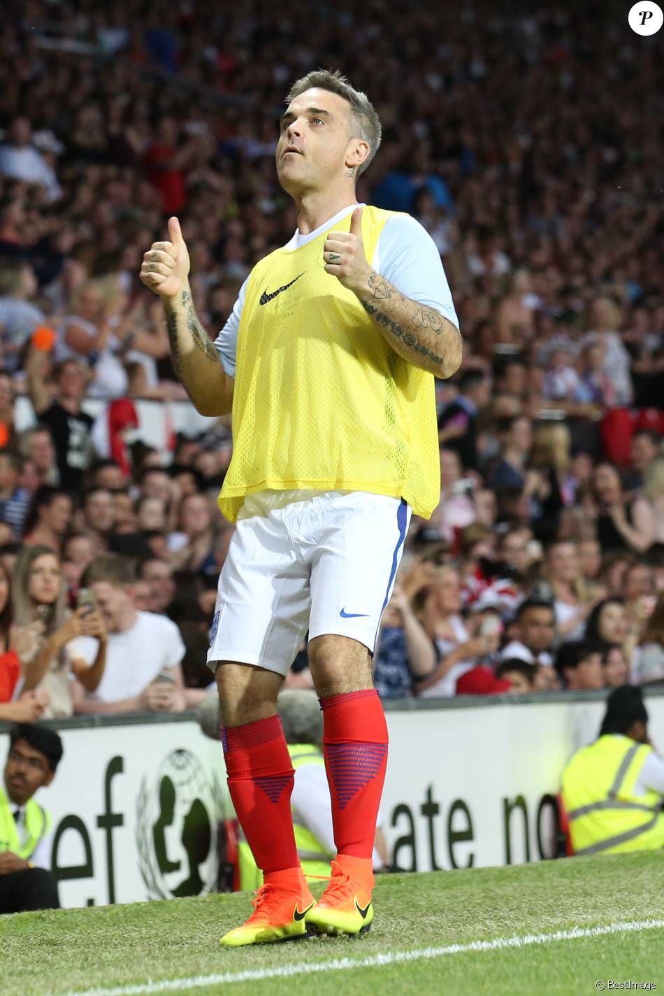 Robbie Williams - Match de football caritatif au stade Old Trafford à ...