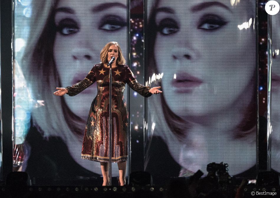 Adele sur la scène de l'O2 Arena lors de la cérémonie des BRIT Awards ...