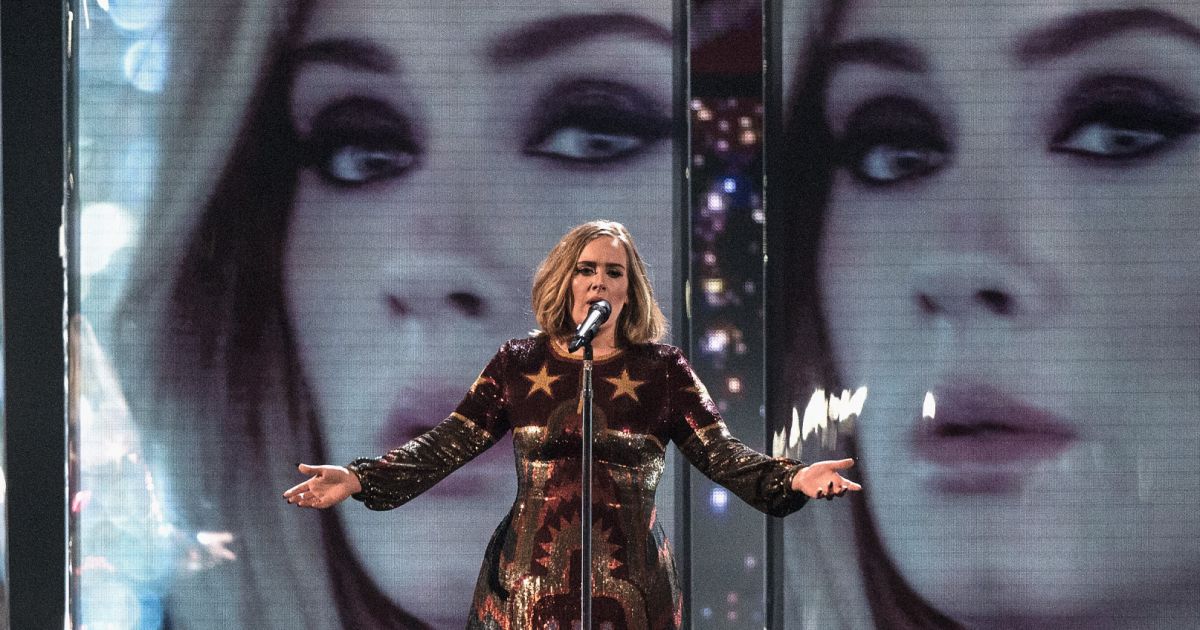 Adele sur la scène de l'O2 Arena lors de la cérémonie des BRIT Awards ...