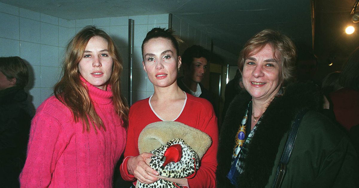 Emmanuelle Seigner et Mathilde Seigner avec leur mère - Défilé Lolita ...