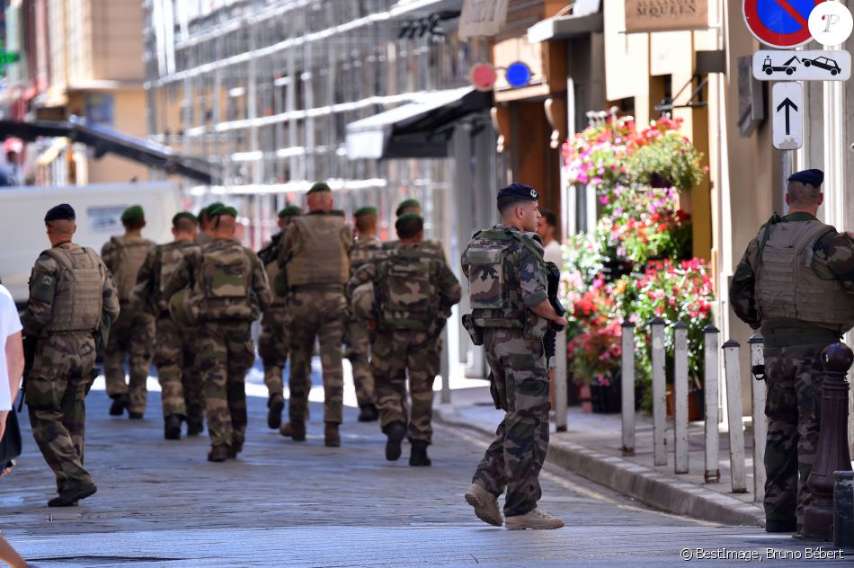 Patrouille de militaires dans la ville de Nice au lendemain de l ...