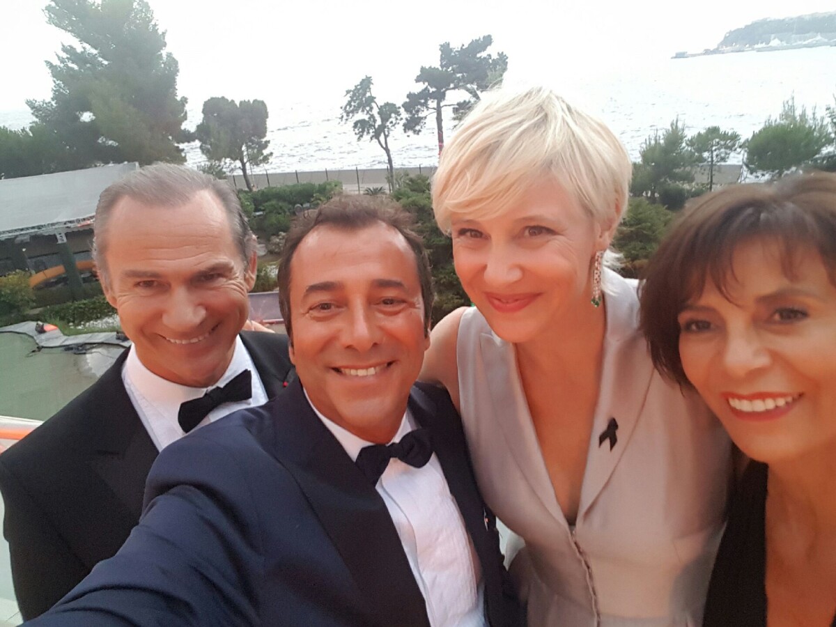 Photo : Bernard Montiel et Maïtena Biraben, entourés de Fabrice Larue ...