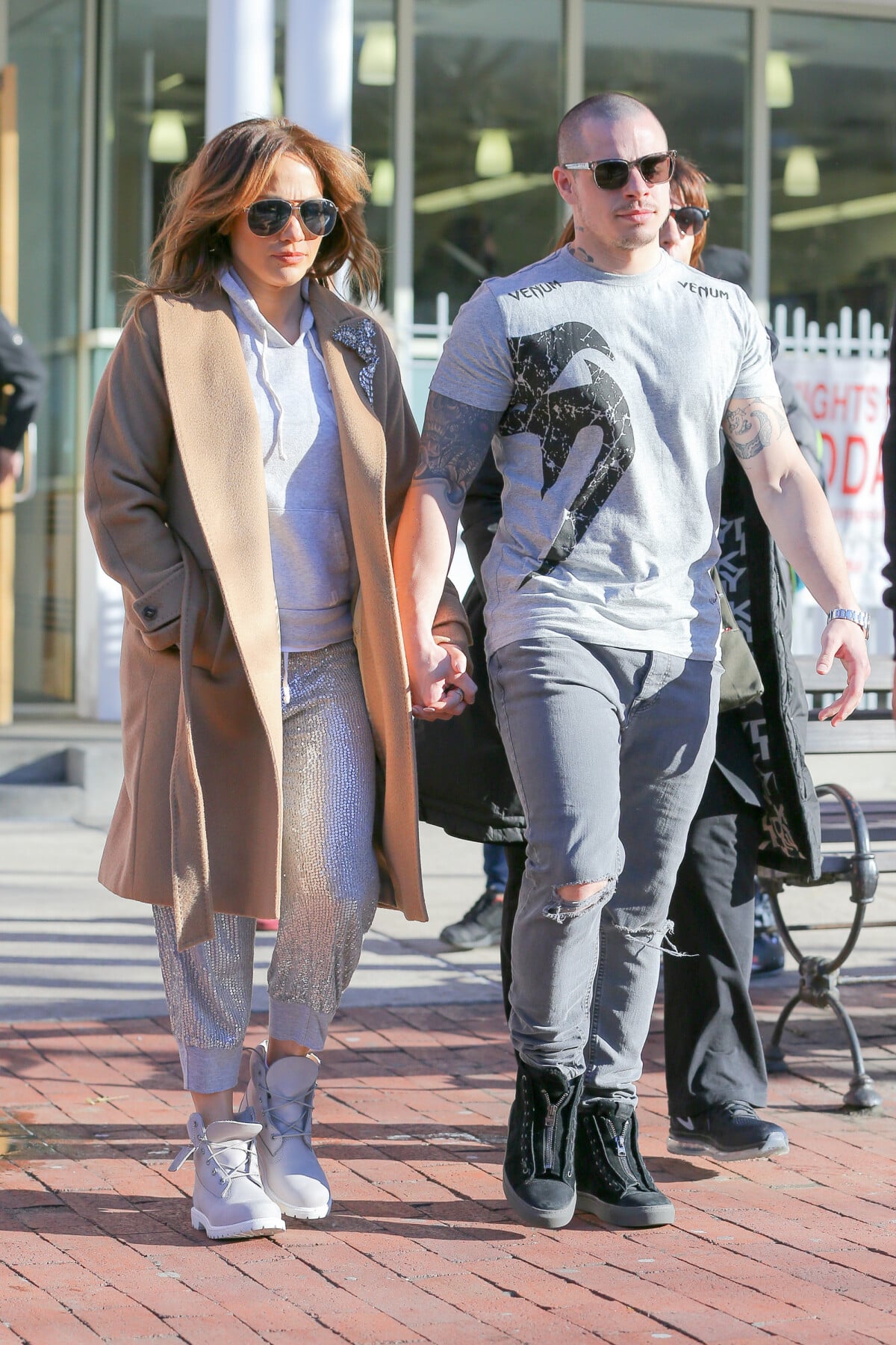 Photo : Jennifer Lopez et Casper Smart se promènent, main dans la main ...