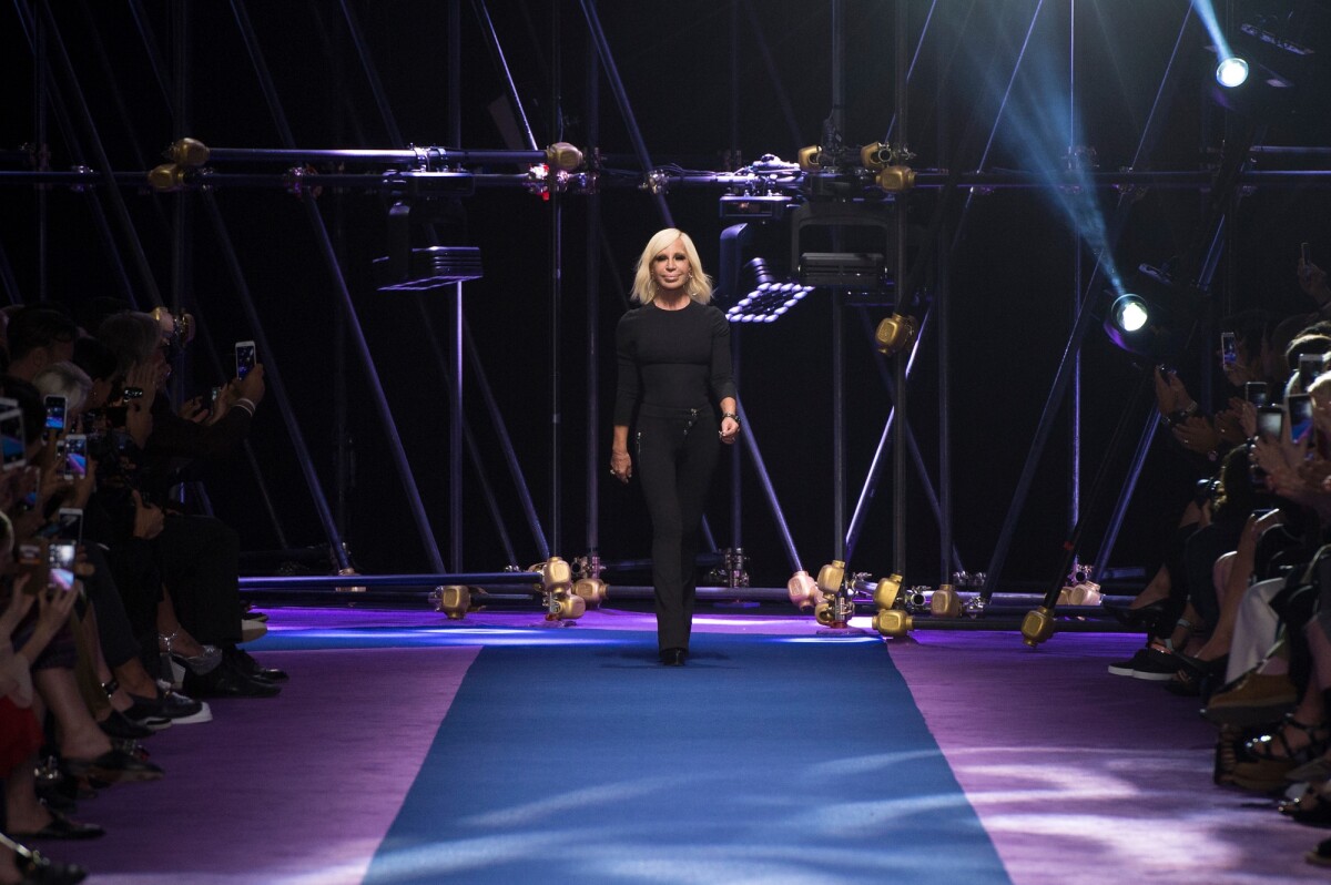 Photo : Donatella Versace - Défilé de mode Versace collection prêt-à ...