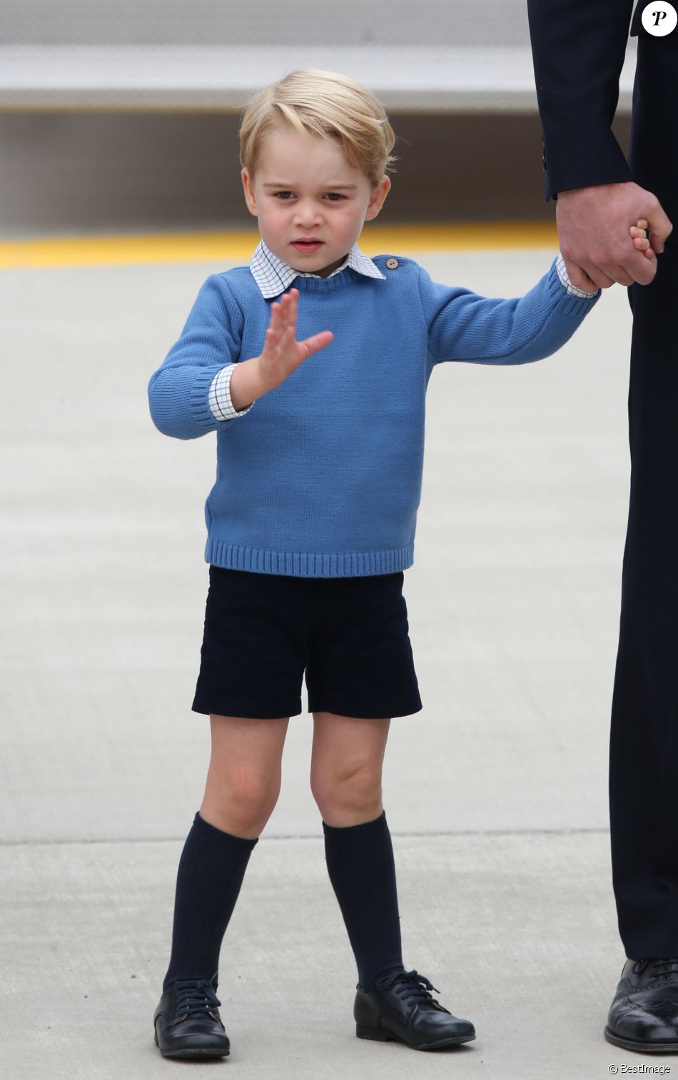 Le prince George de Cambridge à l'aéroport de Victoria le 24 septembre ...