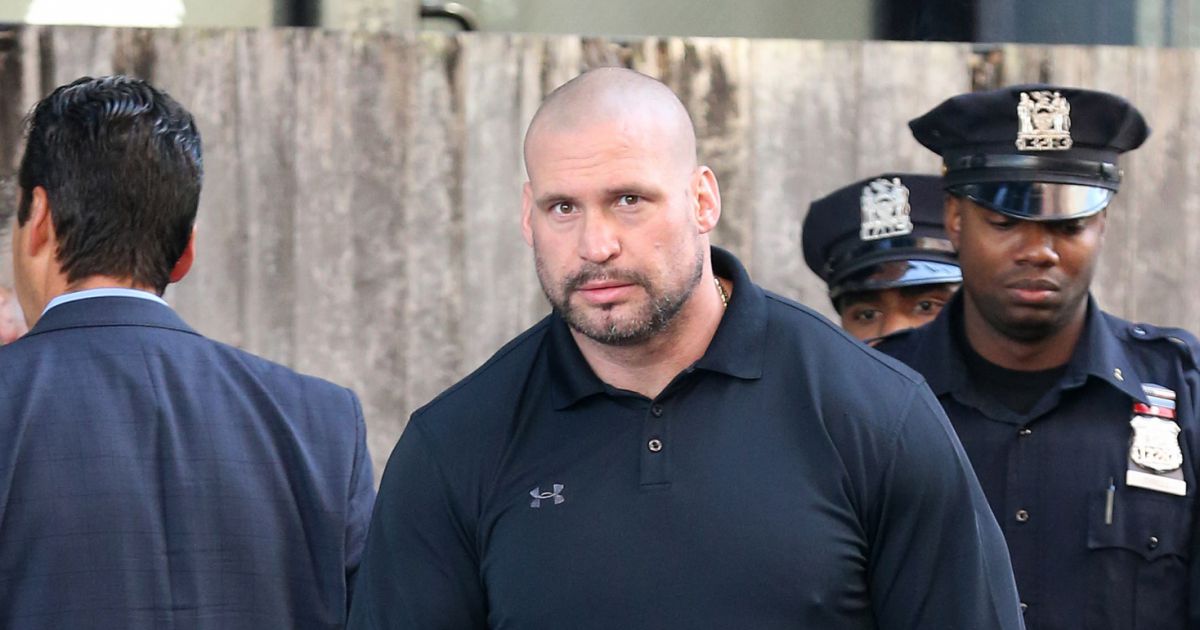 Pascal Duvier, le garde du corps de Kim Kardashian en bas de l ...