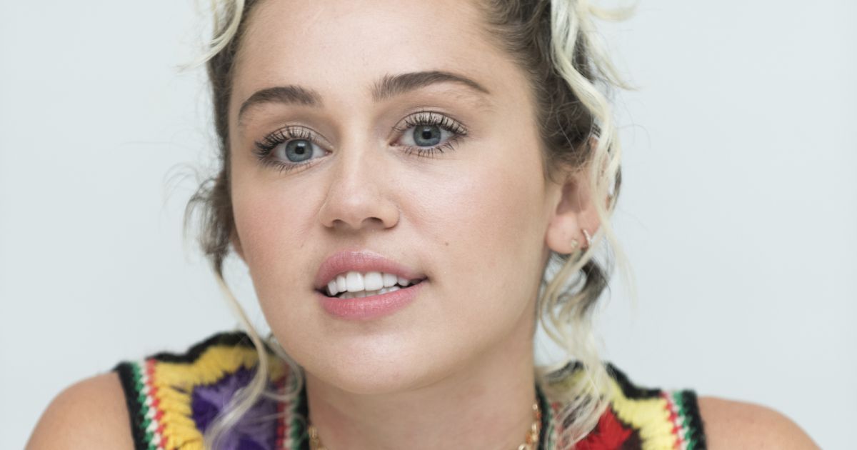 Miley Cyrus en conférence de presse pour la série tv Crisis in Six ...