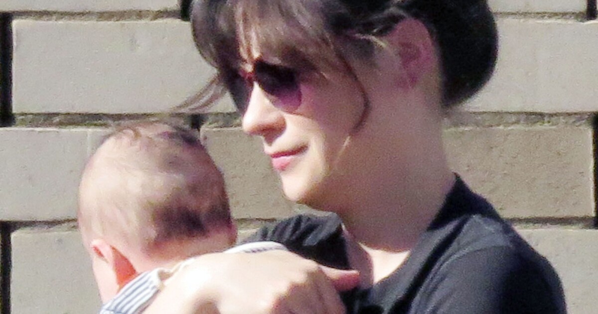 Zooey Deschanel : "Refoulée" en avion à cause de son bébé ! - Ode ...