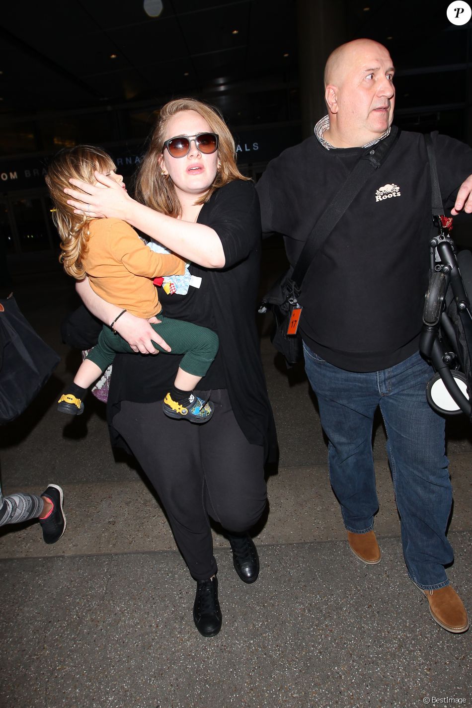 La chanteuse Adele et son fils Angelo Konecki arrivent à l'aéroport LAX ...