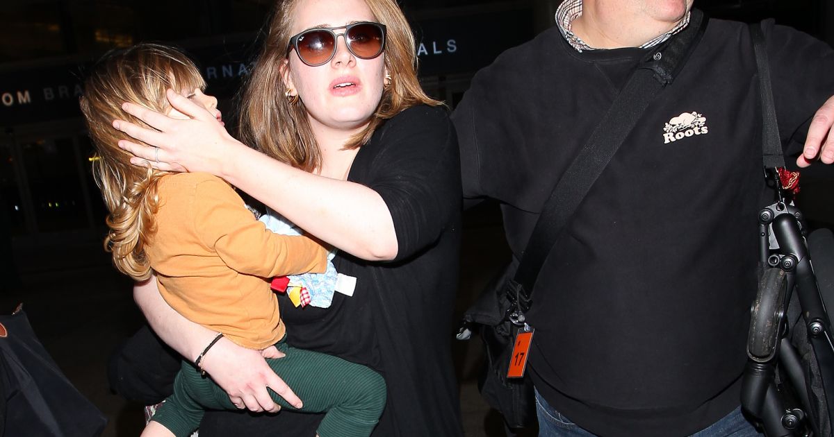 La chanteuse Adele et son fils Angelo Konecki arrivent à l'aéroport LAX ...