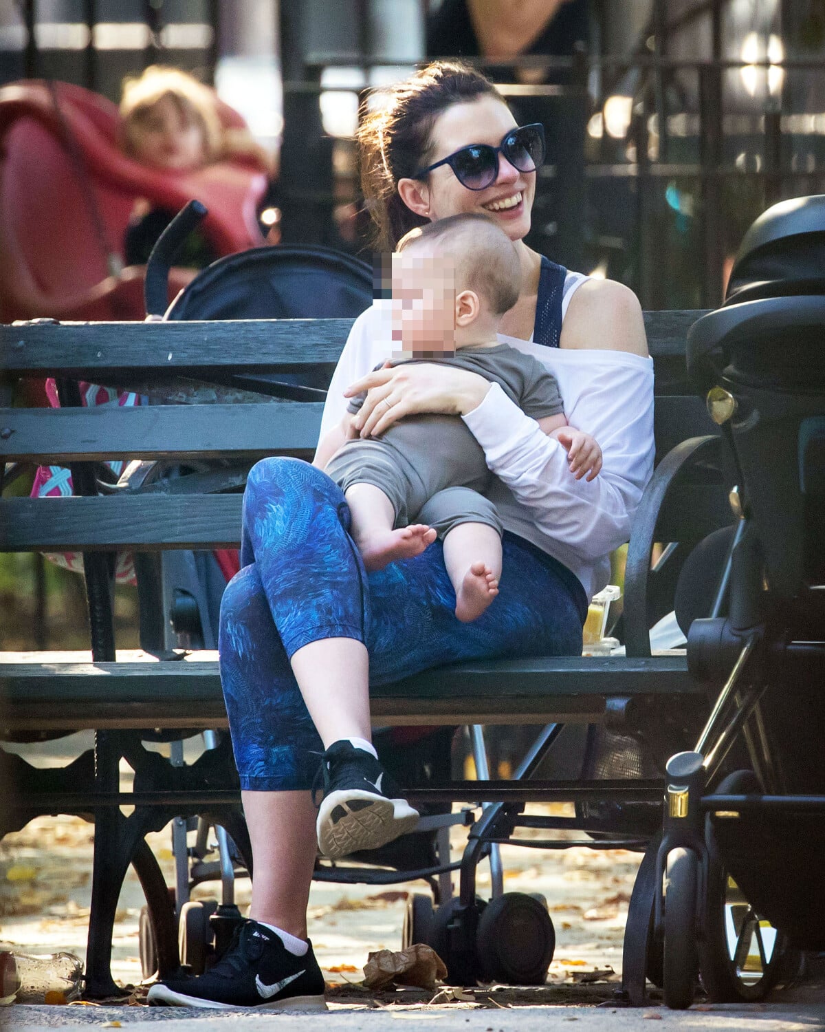 Photo : Anne Hathaway et son fils Jonathan dans un parc de Brooklyn à ...