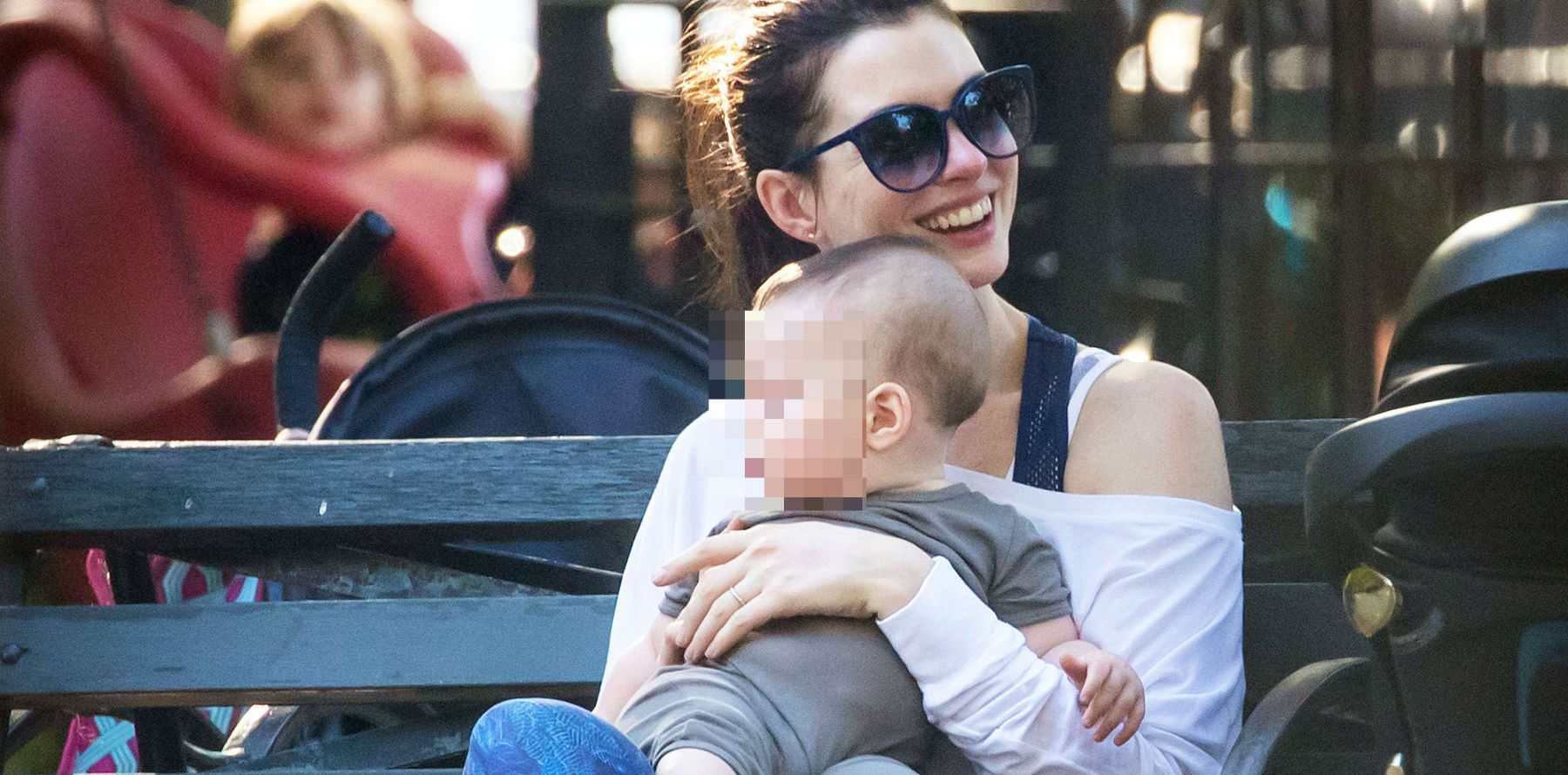 Anne Hathaway gaga de son irrésistible bébé Jonathan ! - Purepeople