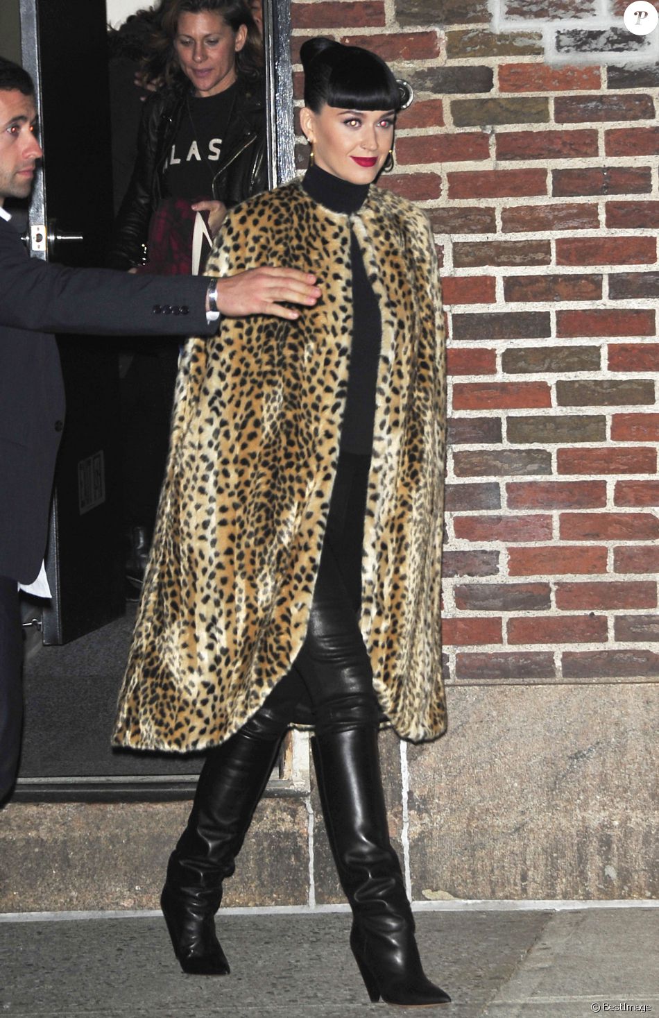 Katy Perry porte une cape léopard à la sortie de l'émission 'Stephen ...
