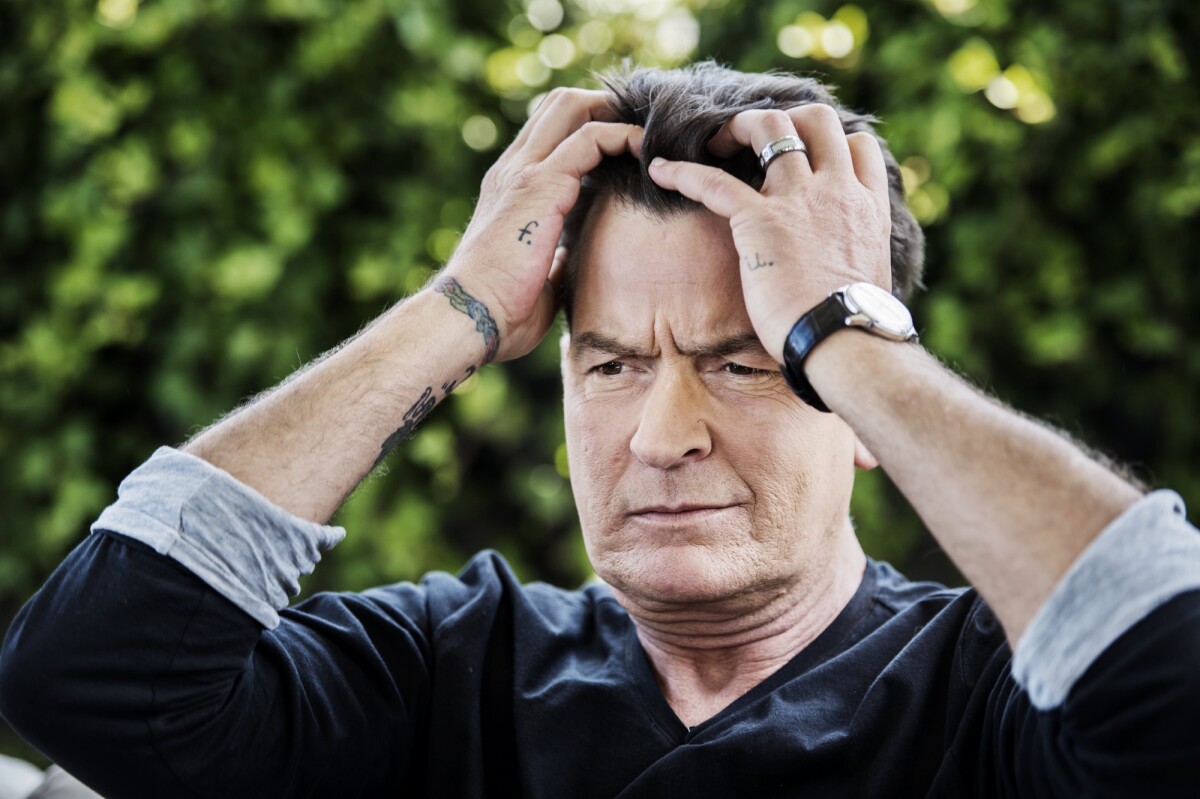 Photo : Exclusif - Charlie Sheen pendant un interview à Stockholm pour ...
