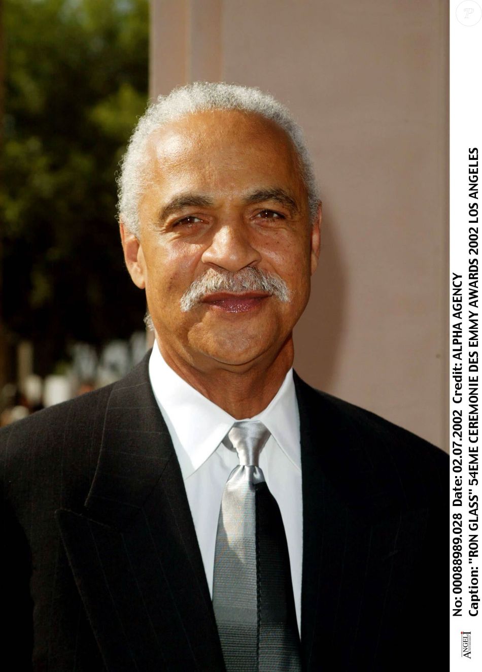 Ron Glass à la 54e cérémonie des Emmy Awards 2002 à Los Angeles ...