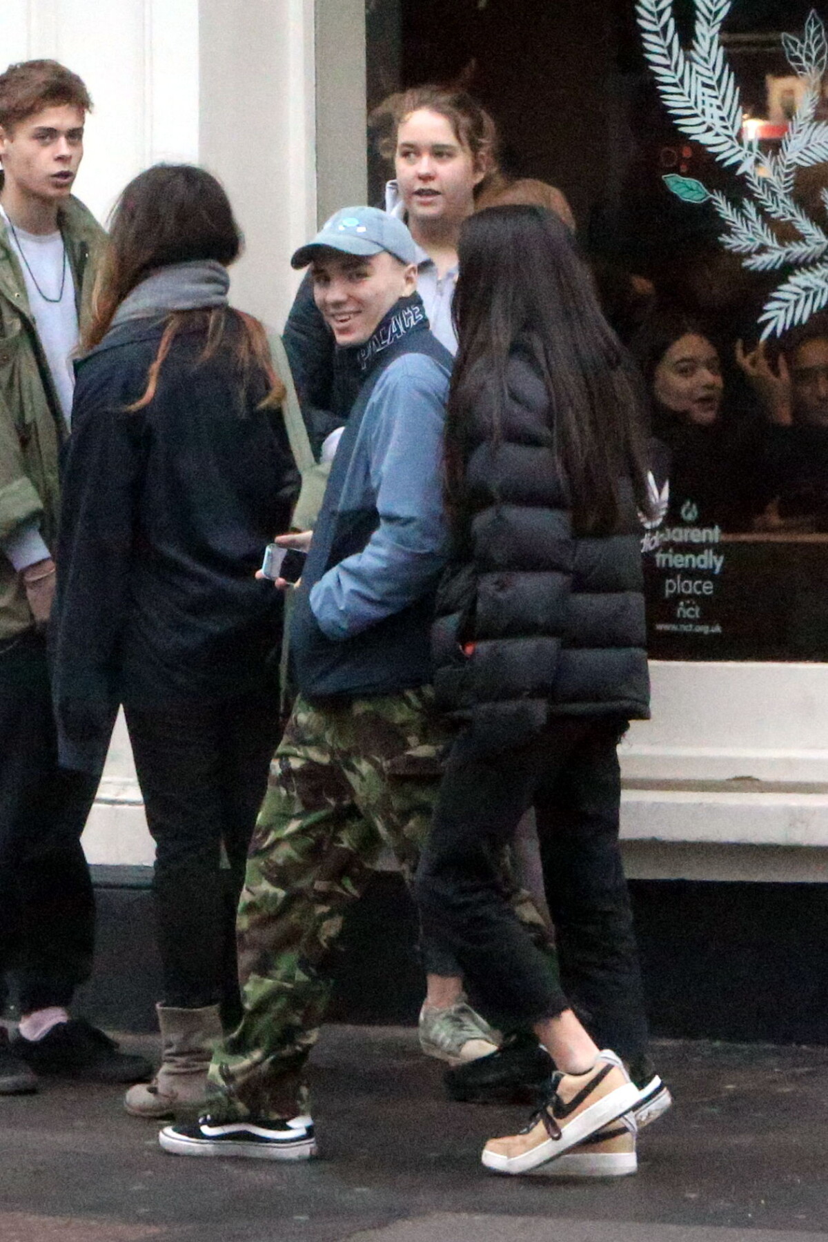 Photo : Exclusif - Rocco Ritchie à Londres avec sa compagne supposée ...