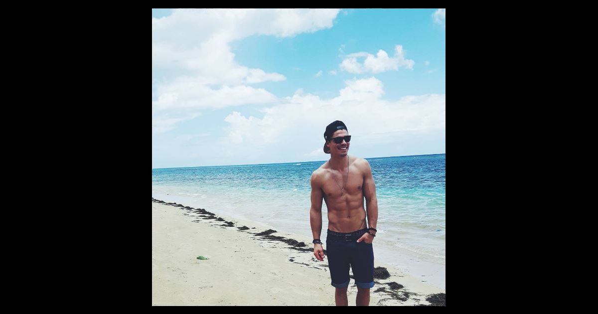 Carl Charron de The Game Of Love torse nu à la plage, Instagram, 2016 ...