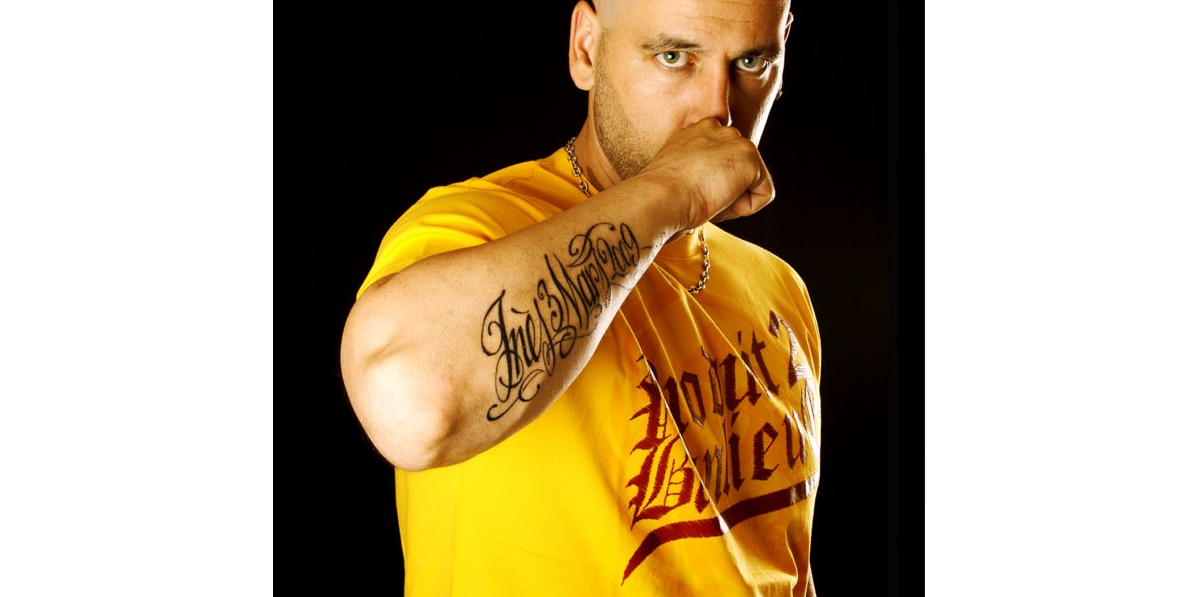 Photo : Sinik sur Facebook en 2009. - Purepeople