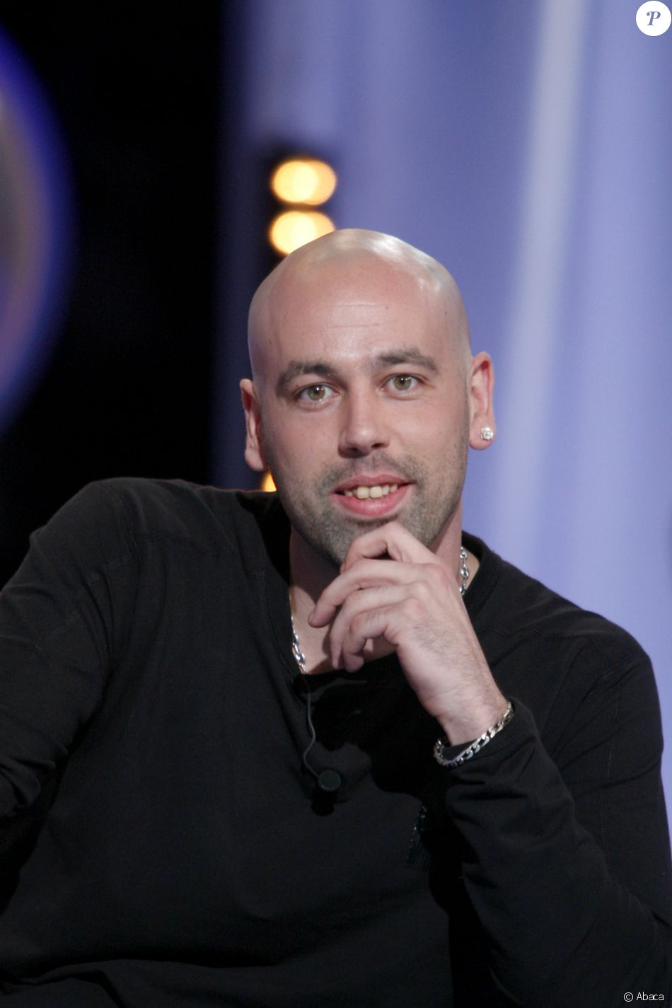 Sinik participe à l'enregistrement d'une émission télé à La Plaine ...