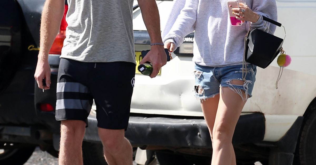 Liam Hemsworth et sa petite-amie Miley Cyrus vont prendre le petit ...