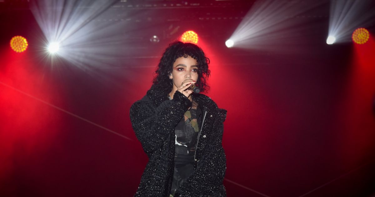 FKA twigs (Tahliah Debrett Barnett) en concert au Bestival 2015, sur l ...