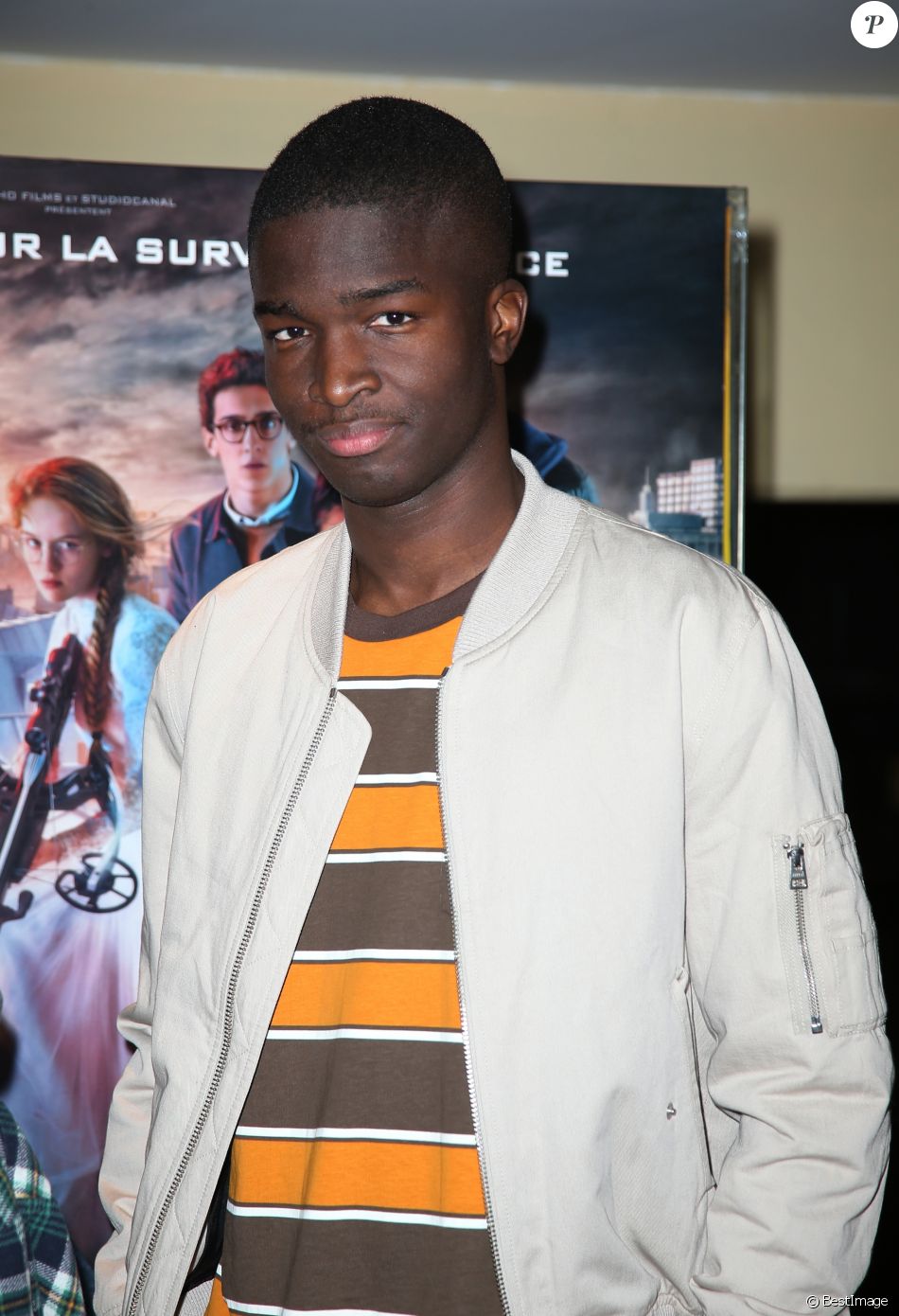 Stéphane Bak ne rigole plus : Dans "Seuls", il s'impose ! - Purepeople