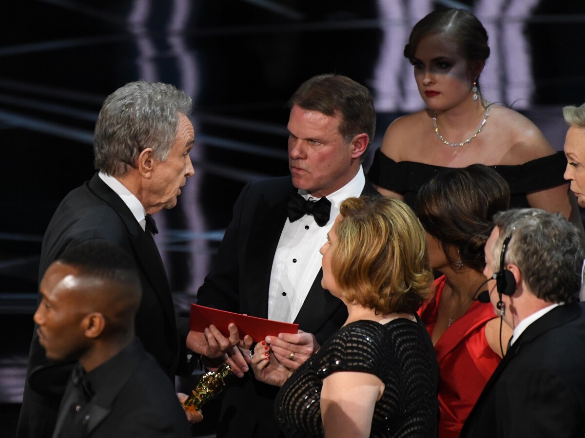 Photo : Warren Beatty parle à Brian Cullinan, le responsable du tollé ...