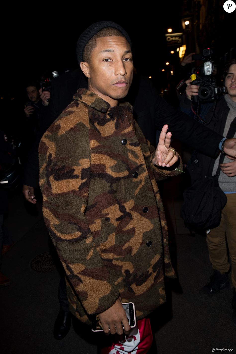 Pharrell Williams arrive au restaurant Lapérouse pour assister au dîner ...
