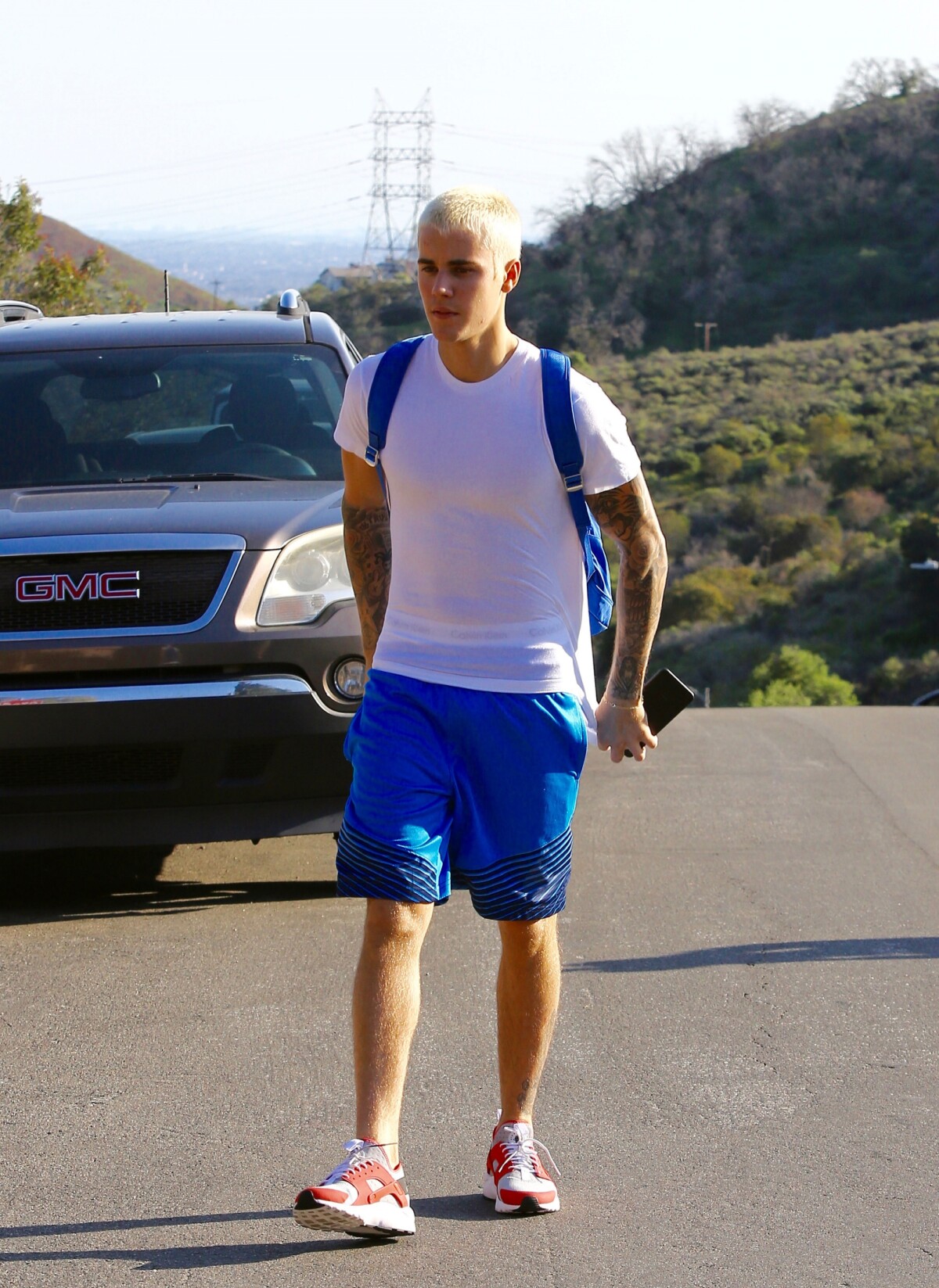 Photo : Justin Bieber arrive au volant de sa jeep Mercedes et fait une ...