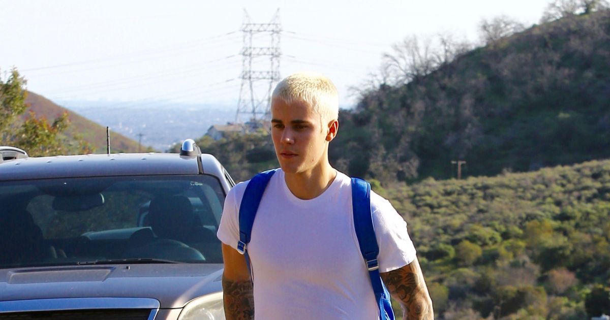 Justin Bieber arrive au volant de sa jeep Mercedes et fait une balade ...