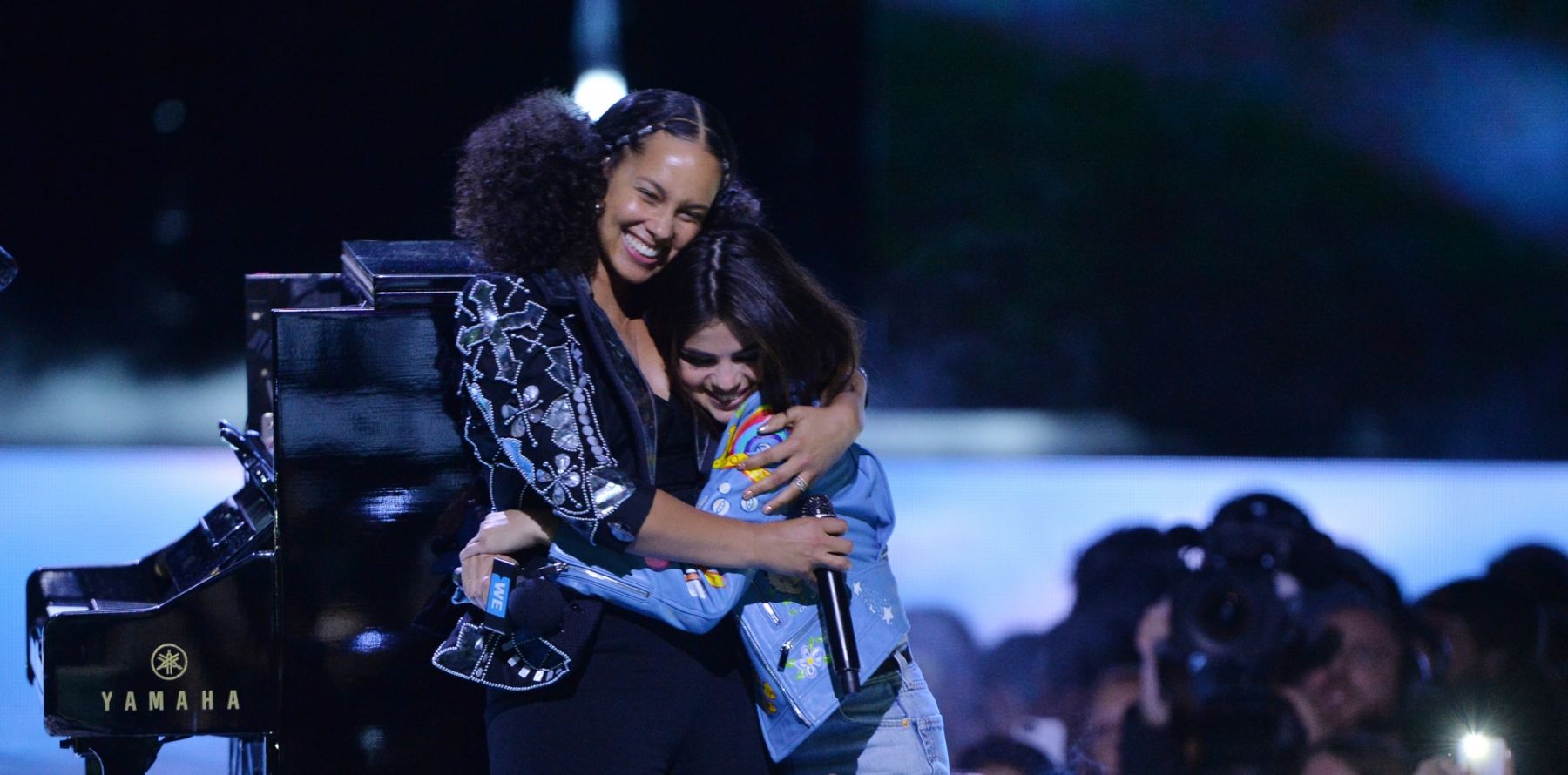 Selena Gomez et Alicia Keys : Tendre câlin et moment complice sur scène ...