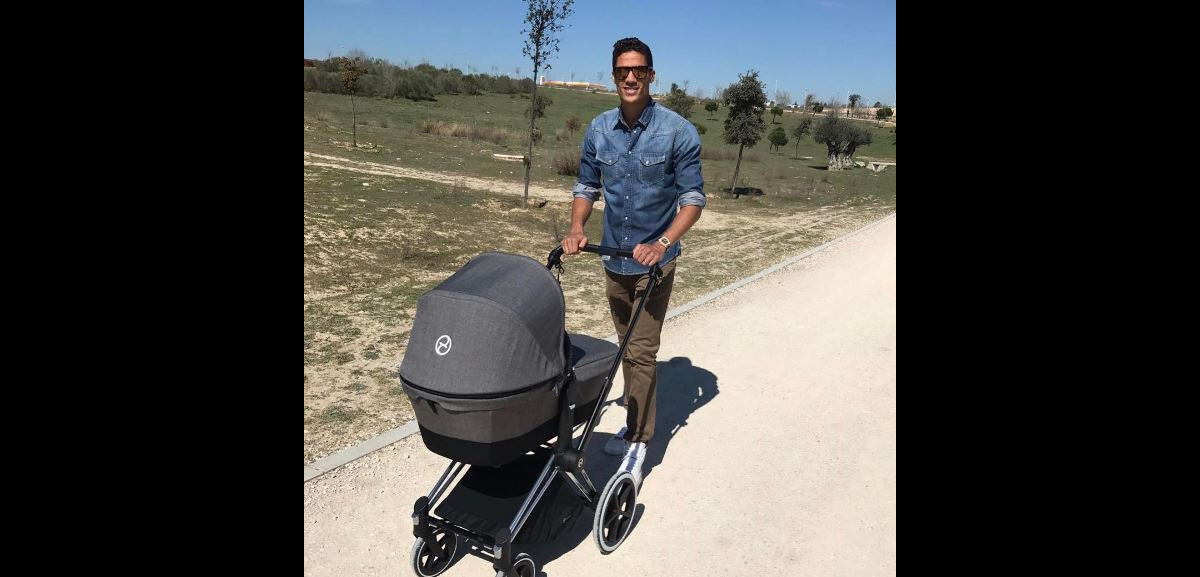 Photo : Raphaël Varane en balade avec son fils. Photo postée sur sa ...