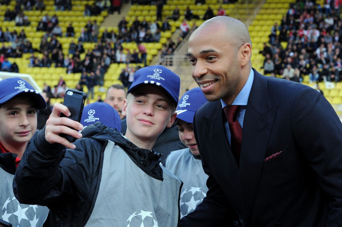 Photo : Thierry Henry avec de jeunes fans lors de la demi-finale aller ...
