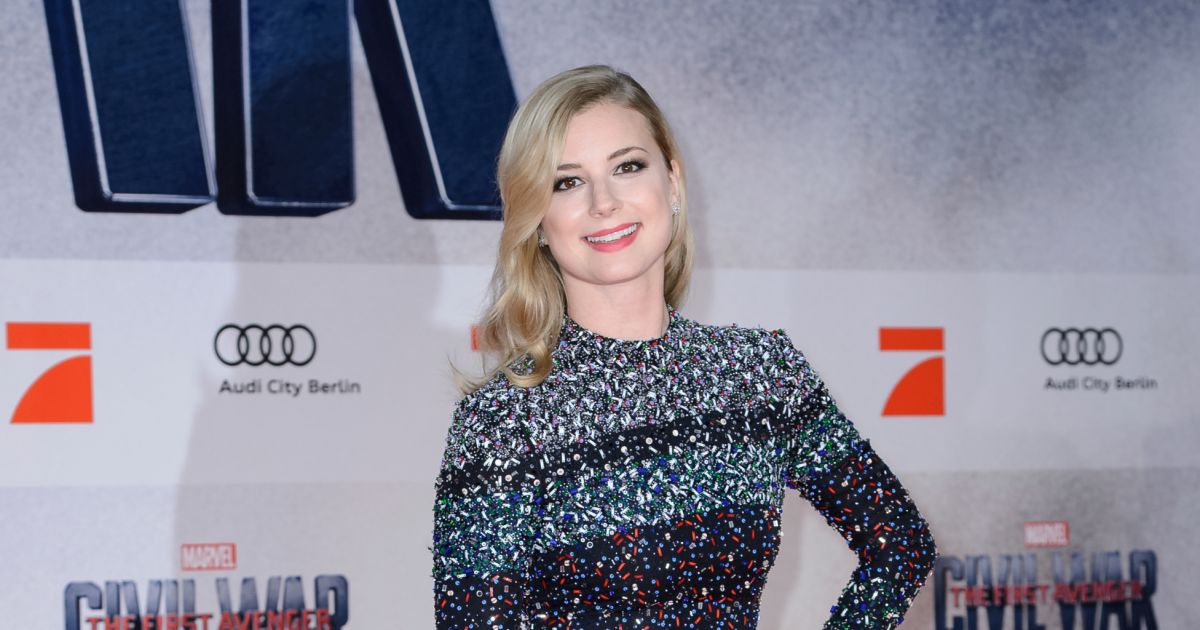 Emily VanCamp - Première du film Captain America : Civil War au Sony ...