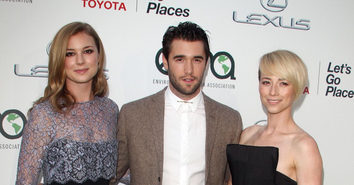Emily VanCamp (robe Lela Rose, chaussures Louboutin), Joshua Bowman ...