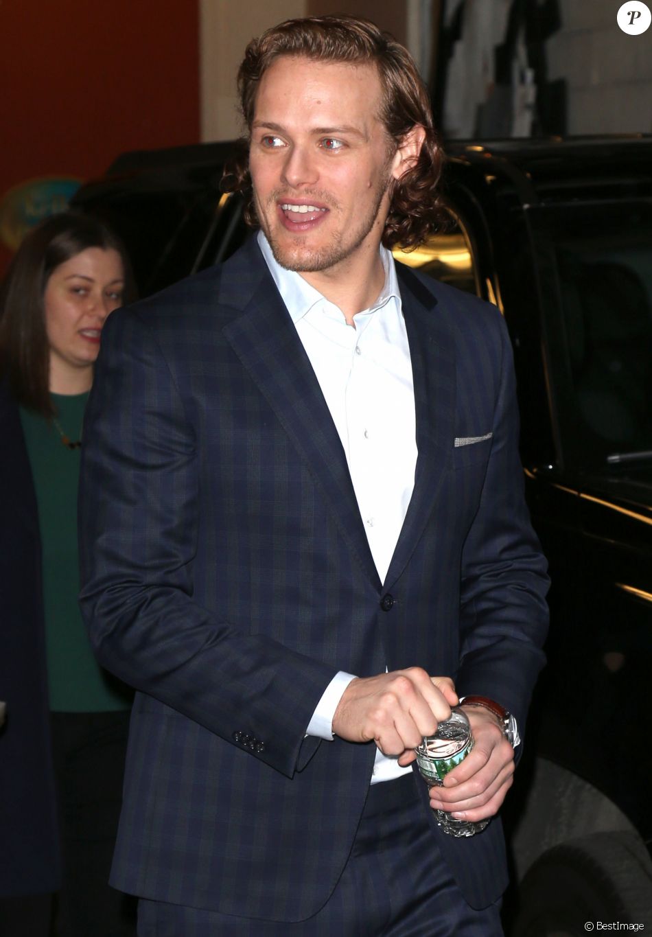 Sam Heughan arrive à l' émission Live with Kelly & Michael à New York ...